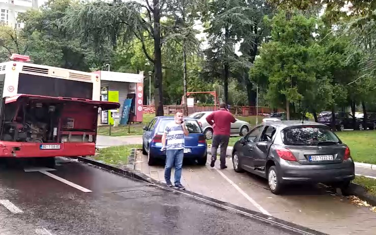 Prva fotografija nesreće na putu Kraljevo - Raška: Sudar autobusa i automobila, povređena deca i ...