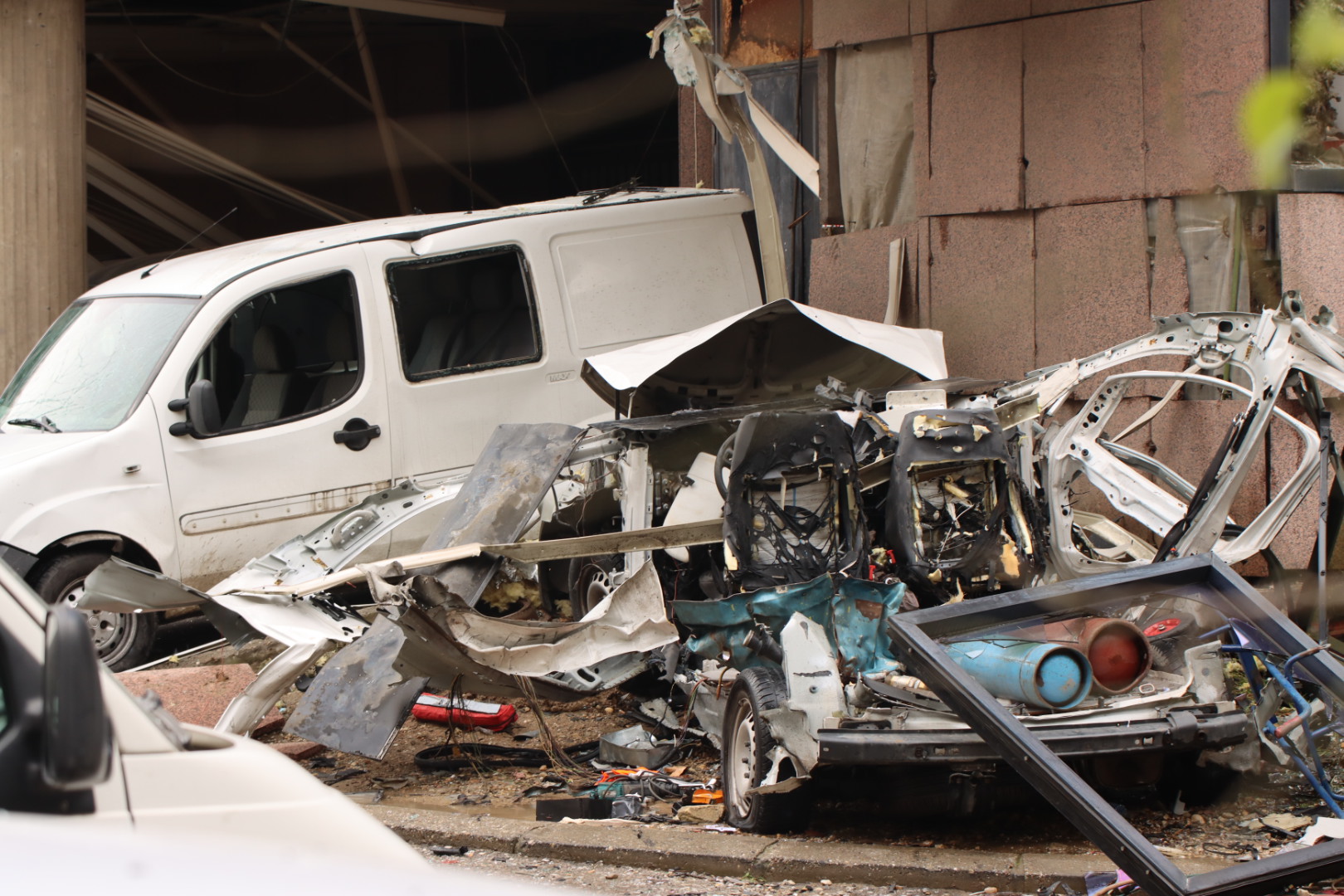 Objektiv na licu mesta: JEZIVE scene ispred RTS-a nakon eksplozije (FOTOGRAFIJE) (VIDEO) - Objektiv