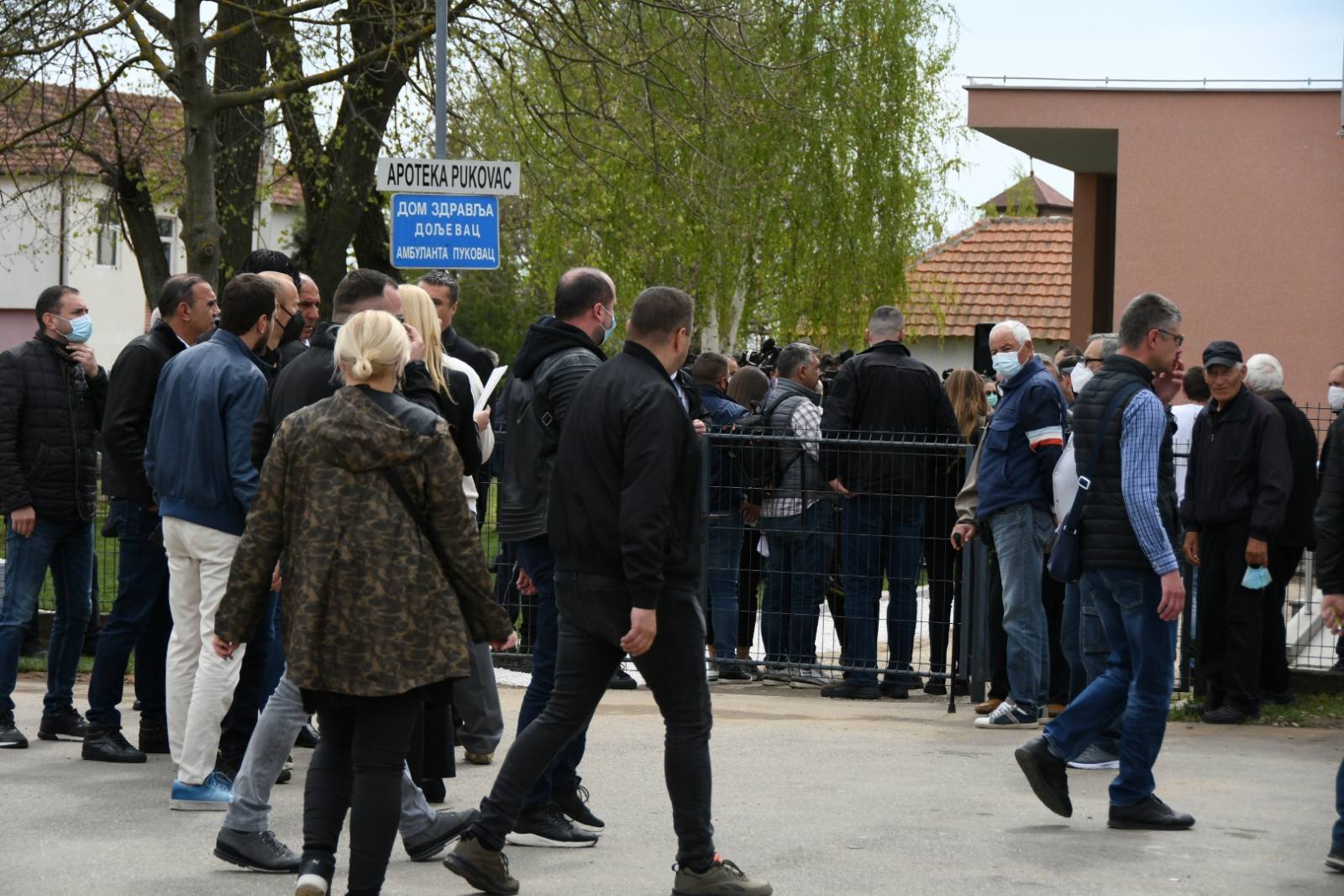 "Predsedniče, Pukovac je uz Vas": Meštani na ulicama, dočekuju Vučića ...