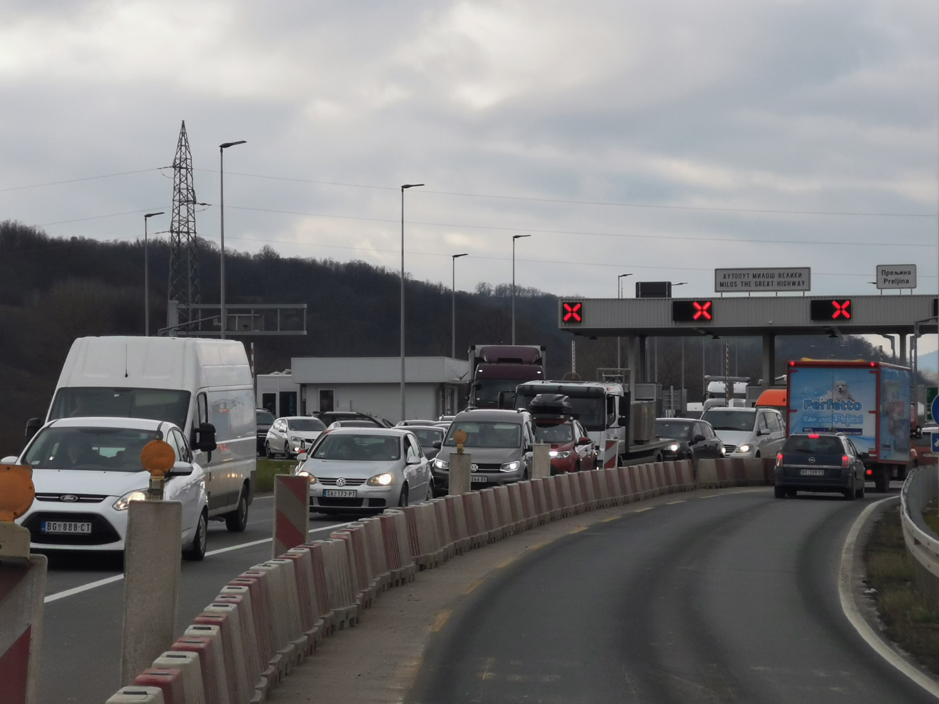 Počeo PRAZNIČNI KOLAPS, sve stoji: Prve slike gužve sa autoputa, oba ...