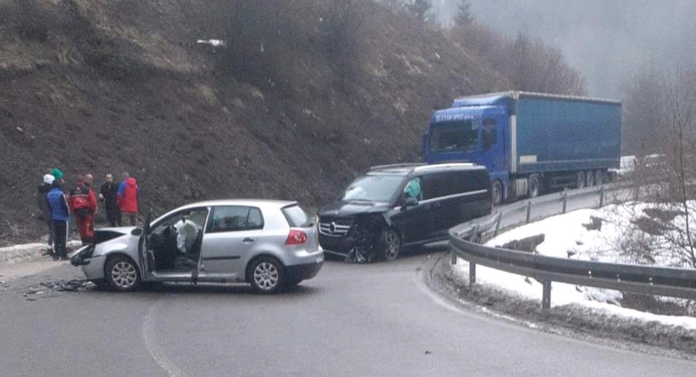 CRNI DAN u Srbiji: Direktan sudar automobila i kombija kod Nove Varoši, Hitna prevozi povređene ...