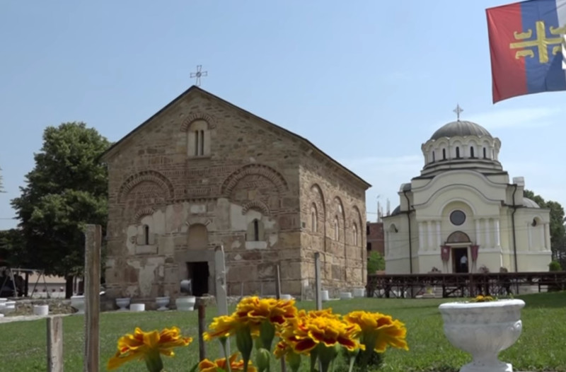 Novi atak na Srbe na KiM: Polomljen jarbol i odneta zastava SPC iz ...