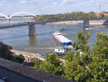 Drama u Novom Sadu: Teretna barža udarila u most “Duga” (VIDEO) - Objektiv