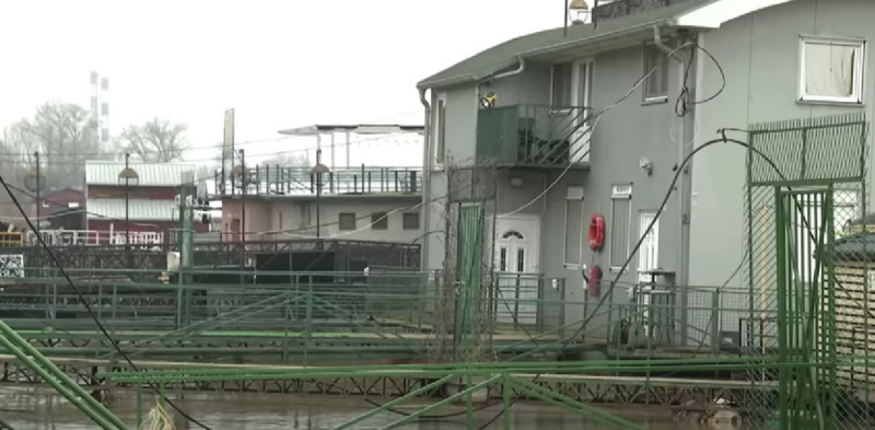 TONE SPLAV NA NOVOM BEOGRADU: Popustio ponton, objekat napola u vodi ...