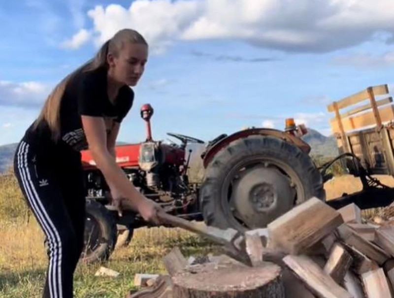 Jovana zaludela muškarce u Srbiji: Cepa drva, vozi kamion, rmbači na selu, a izgleda kao model ...