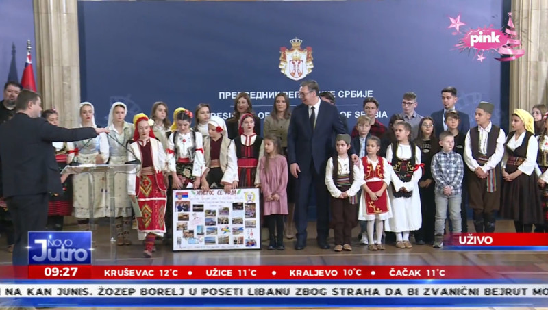 Vučić uneo badnjak u Predsedništvo: Predsednik sa srpskom decom iz Severne Makedonije (VIDEO ...