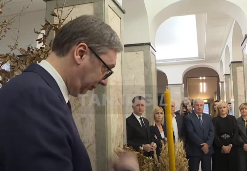 Vučić uneo badnjak u Predsedništvo: Predsednik sa srpskom decom iz Severne Makedonije (VIDEO ...