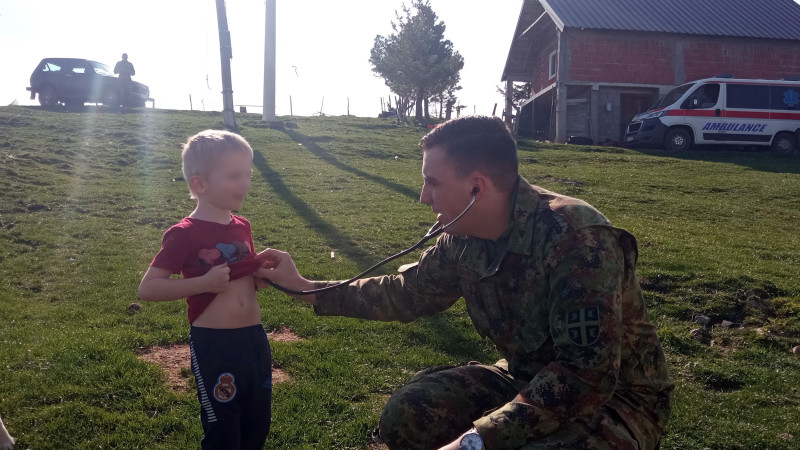 „Vojni lekar na selu“: Pripadnici Vojske Srbije u humanoj misiji - Objektiv