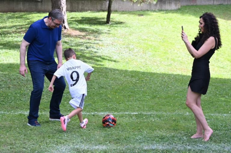 Predsednik sa sinom igra fudbal: Tamara Vučić podelila detalj iz svakodnevnice i to najlepšim ...