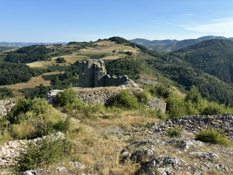 Srednjevekovni grad Koznik, najočuvanija srpska tvrđava sa nestvarnim ...