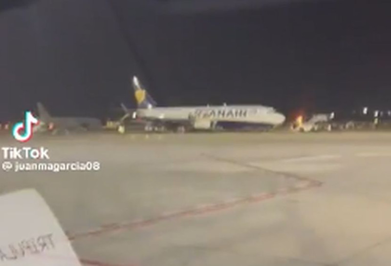 Dojava o požaru u avionu na aerodromu u Španiji: Uspaničeni putnici iskakali iz letelice (VIDEO ...